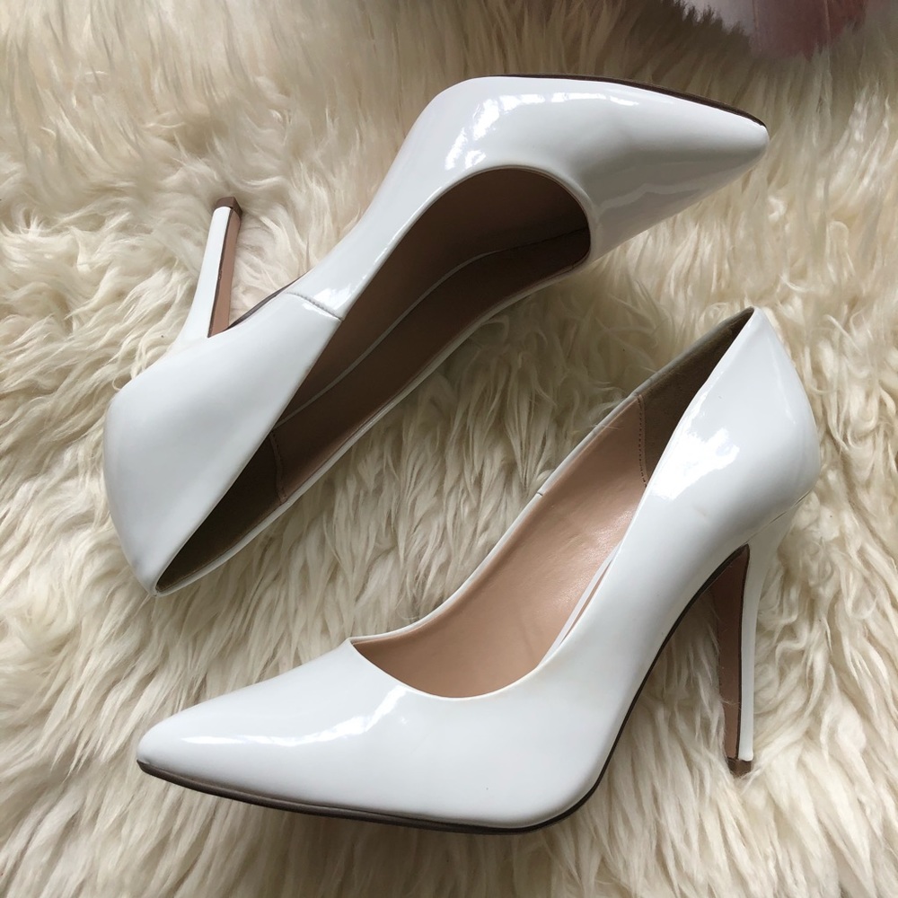 Pair Of Classic White Pointy Toe Pumps - Gem